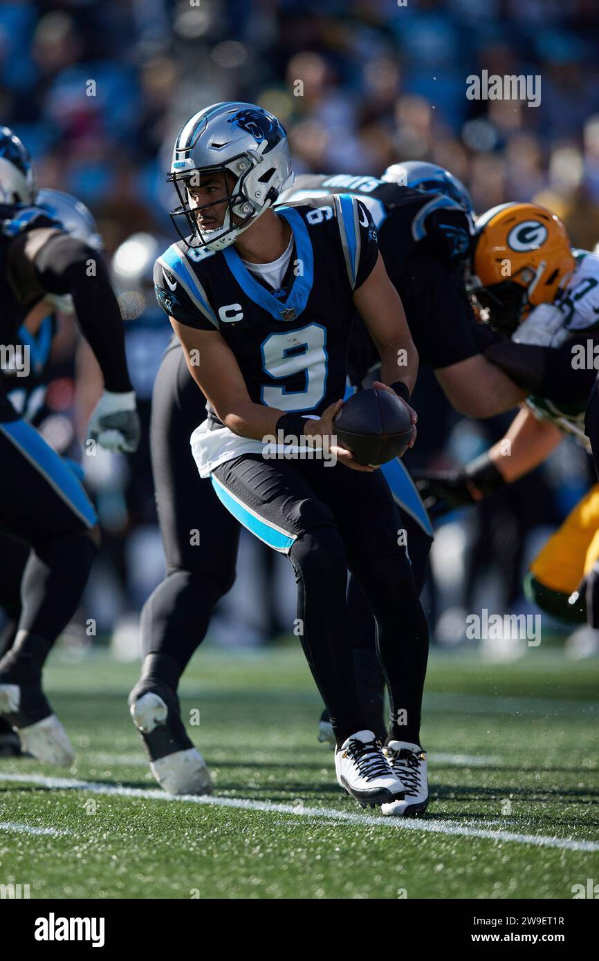 Carolina Panthers quarterback Bryce Young (9) turns to pitch the ball ...