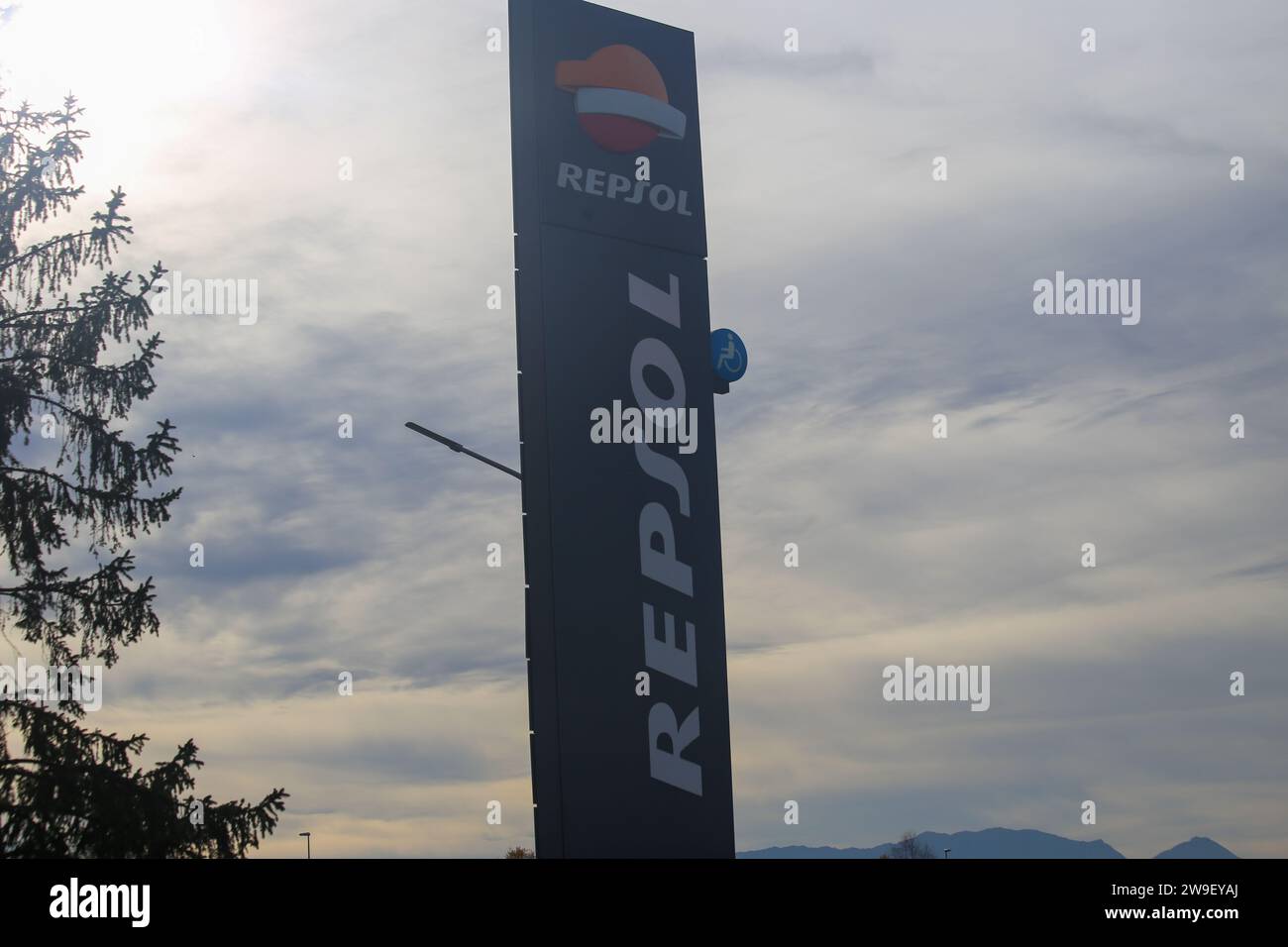 Repsol logo hi-res stock photography and images - Alamy