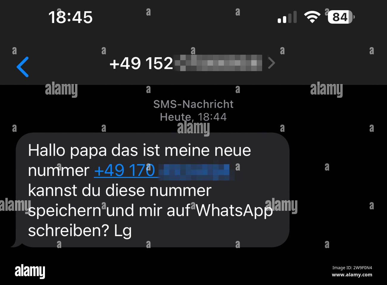 06.08.2023, Berlin, GER - Phishing-SMS auf einem Mobiltelefon. Berlin ...