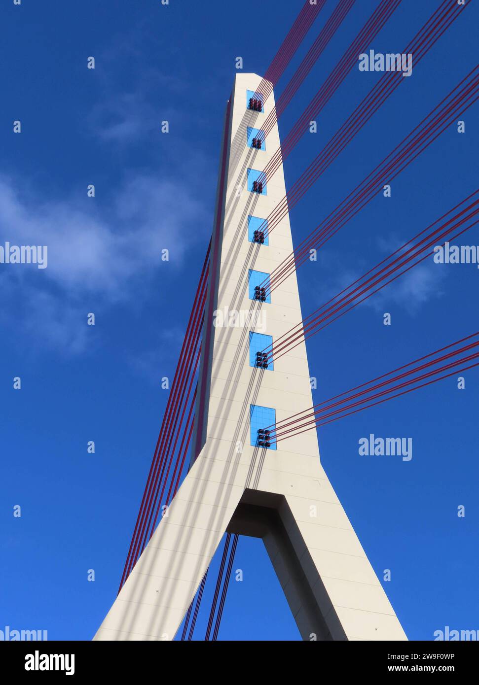 Blick auf den Seiltraeger der Fleher Autobahn Rheinbruecke A 46 bei ...