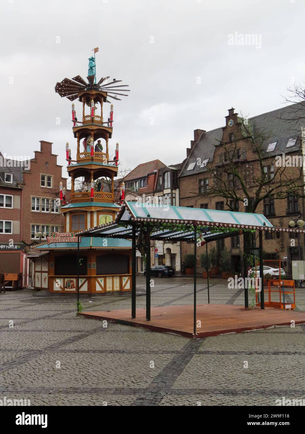 Alles hat einmal ein Ende - auch der Weihnachtsmarkt Weihnachtsmarkt Restbude Lichterpyramide ...