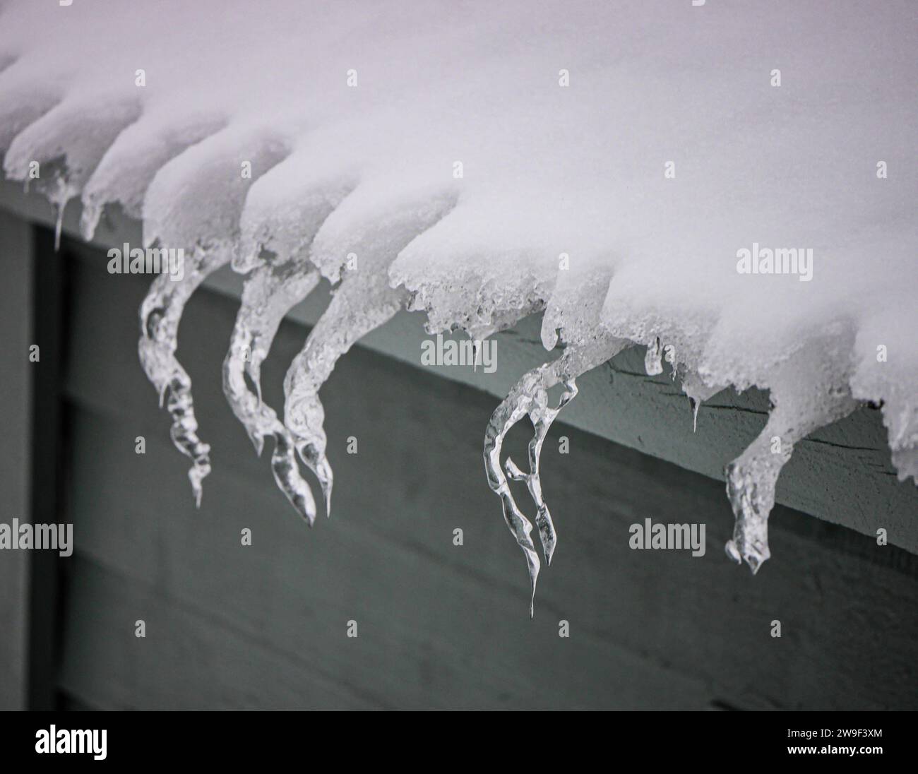 Ice hanging from roof hi-res stock photography and images - Alamy