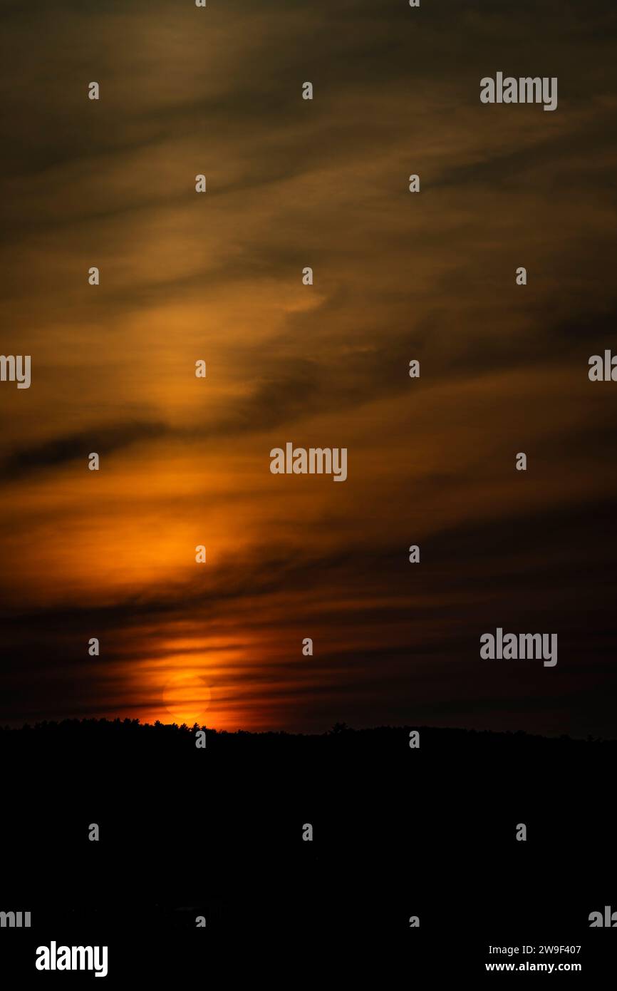 Sun setting behind the horizon hi-res stock photography and images - Alamy