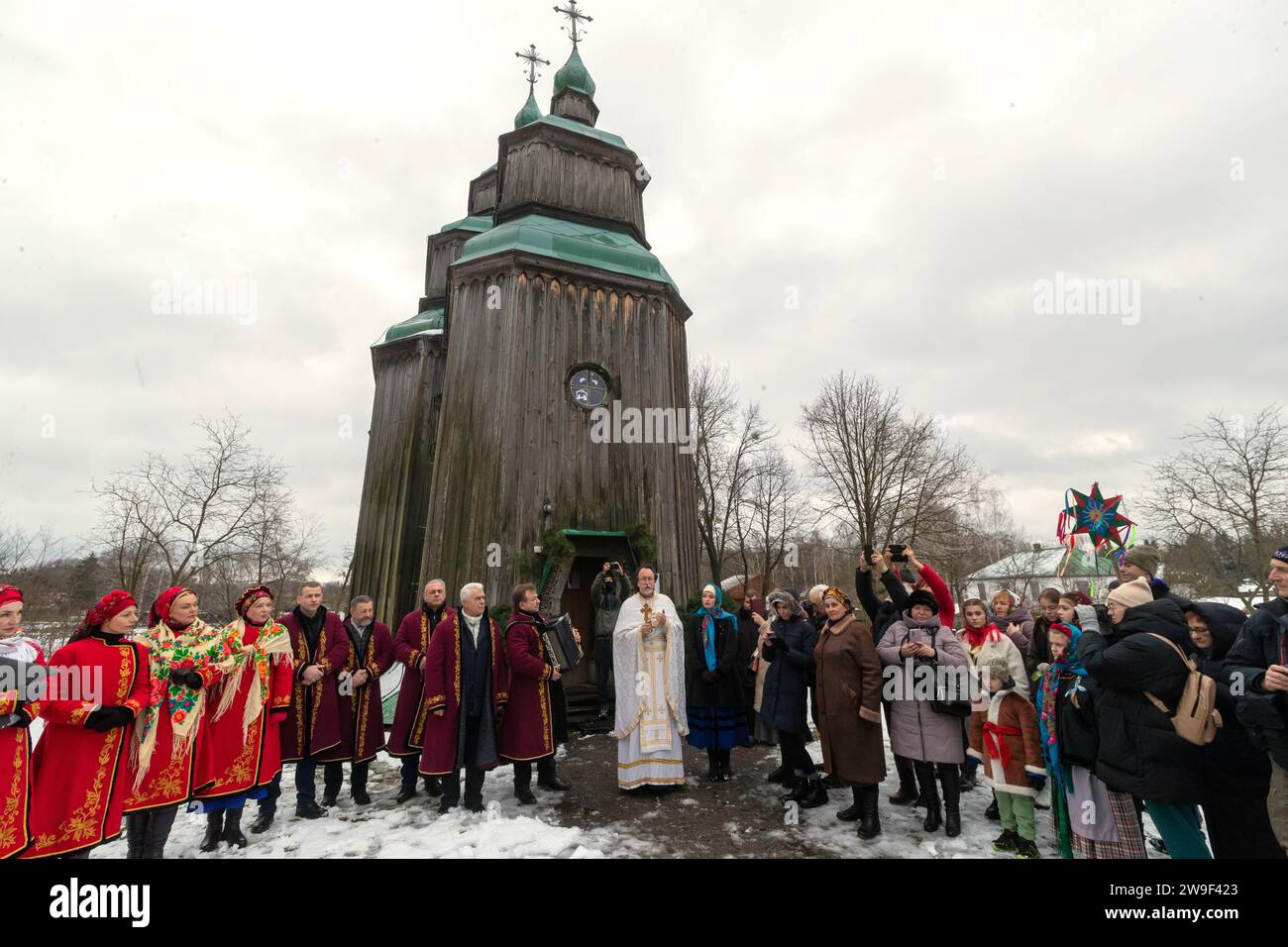 Non Exclusive: YIV, UKRAINE - DECEMBER 25, 2023 - Participants in the ...