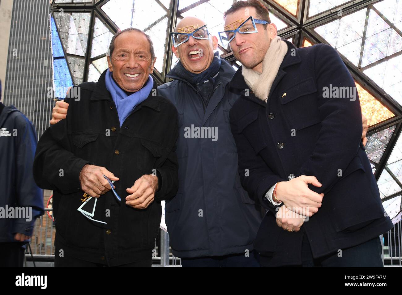 New York, USA. 27th Dec, 2023. (L-R) Singer-songwriter Paul Anka ...