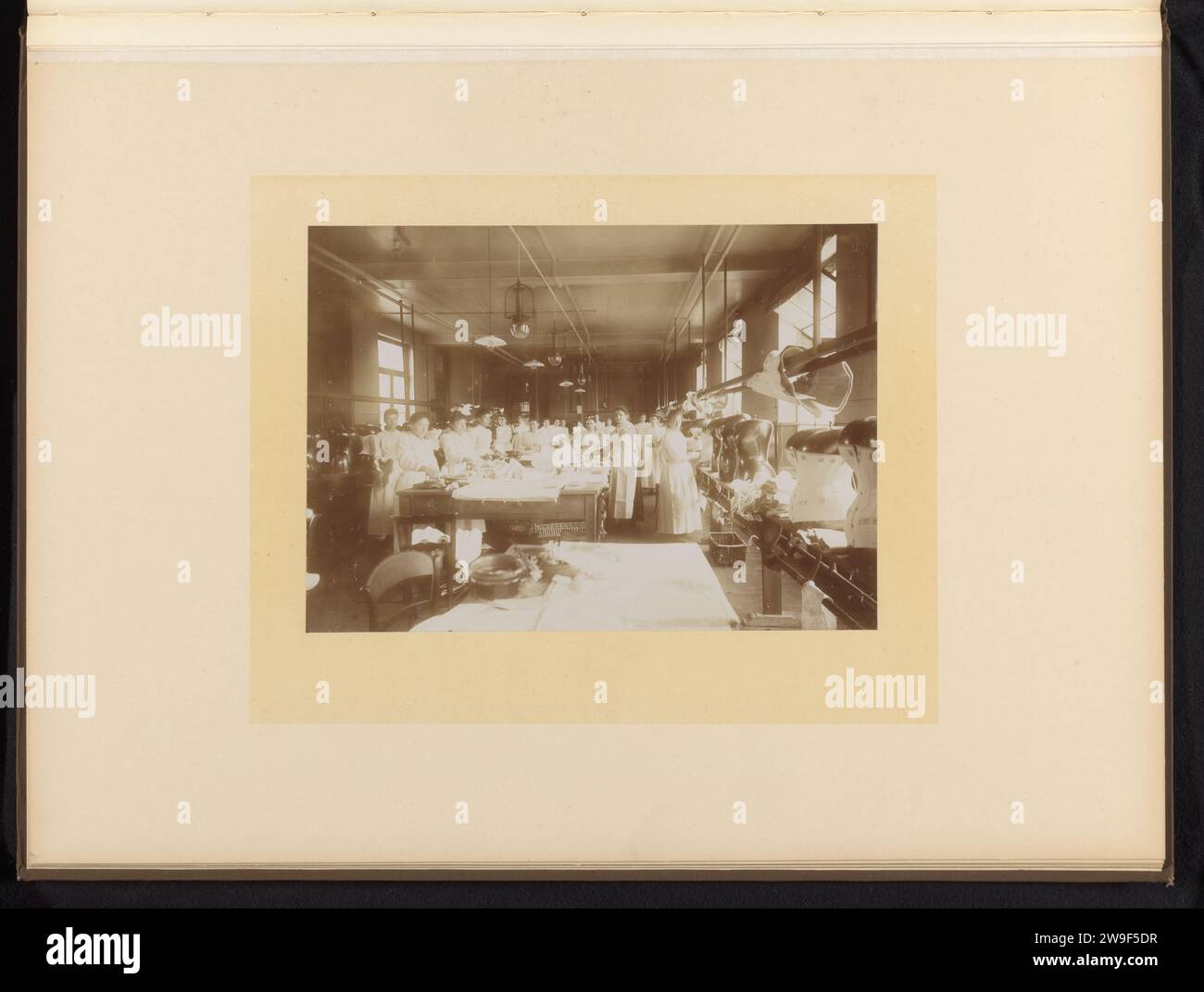 1890 factory workers hi-res stock photography and images - Alamy