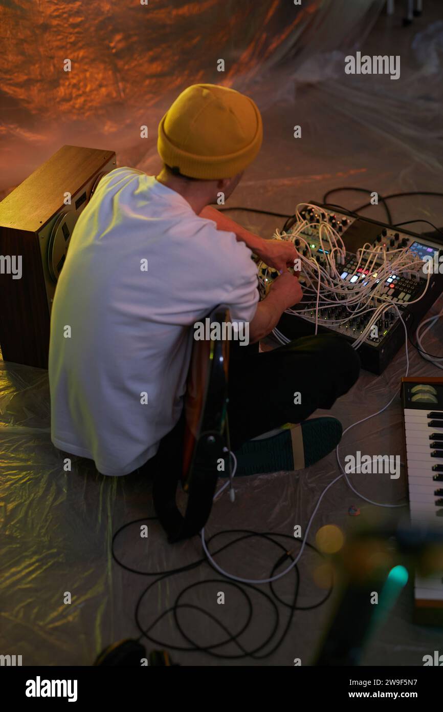 Adjusting electric guitar hi-res stock photography and images - Alamy