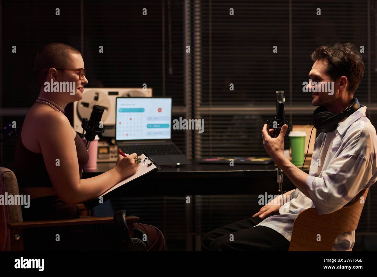 Woman taking notes news hi-res stock photography and images - Alamy