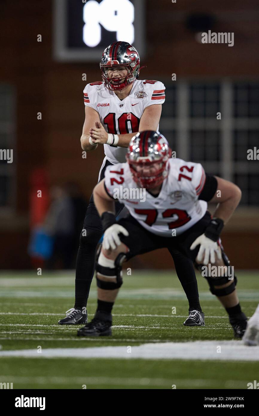 Western Kentucky Hilltoppers quarterback Caden Veltkamp (10) waits for ...