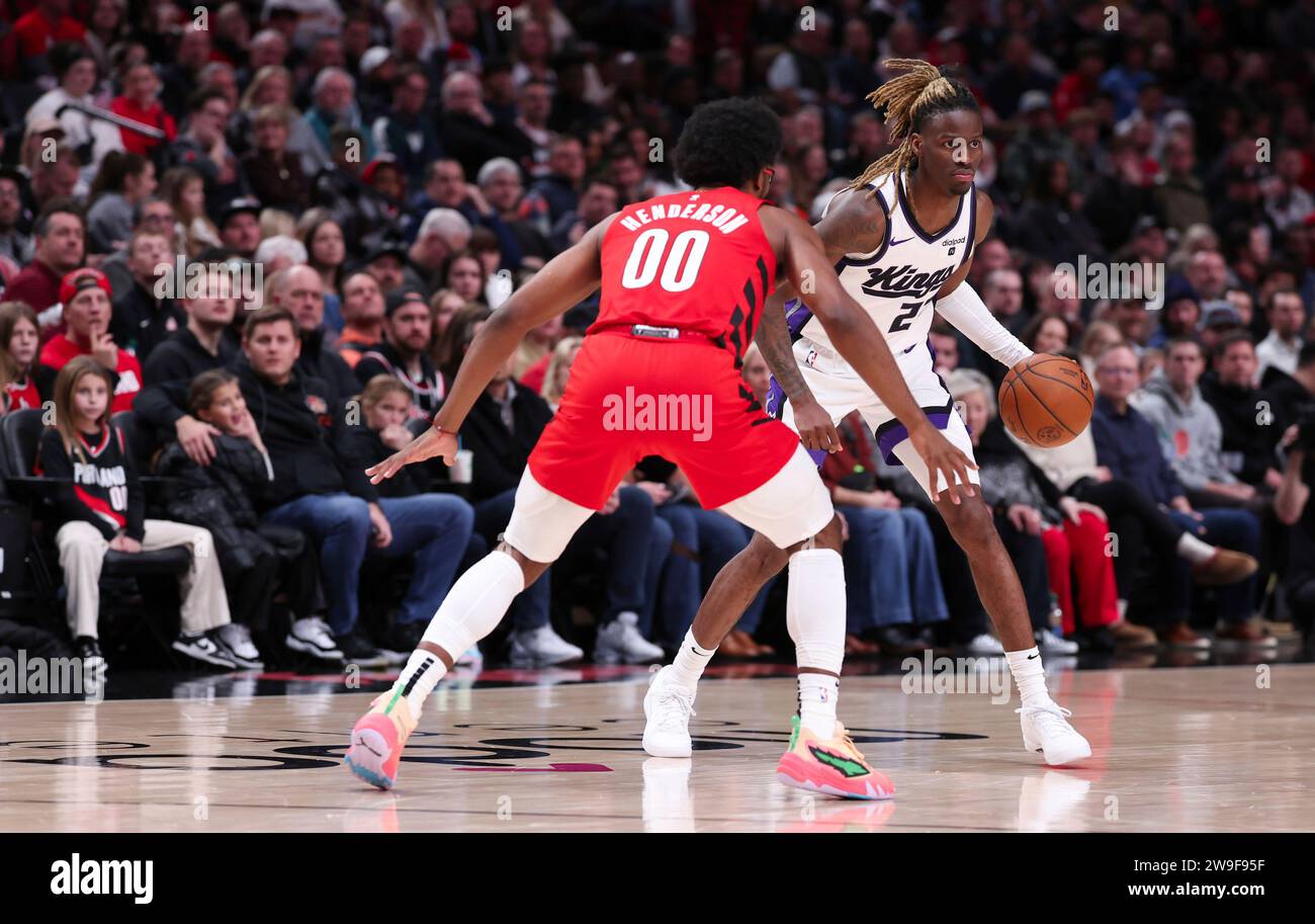 Sacramento Kings guard Keon Ellis , right, dribbles the basketball ...