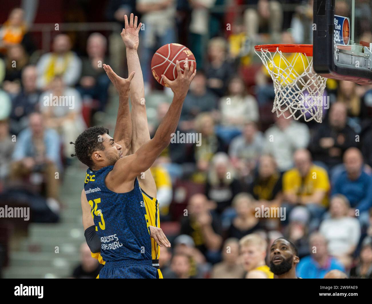 Ludwigsburg, Deutschland. 27th Dec, 2023. Kenneth Ogbe (EWE Baskets ...