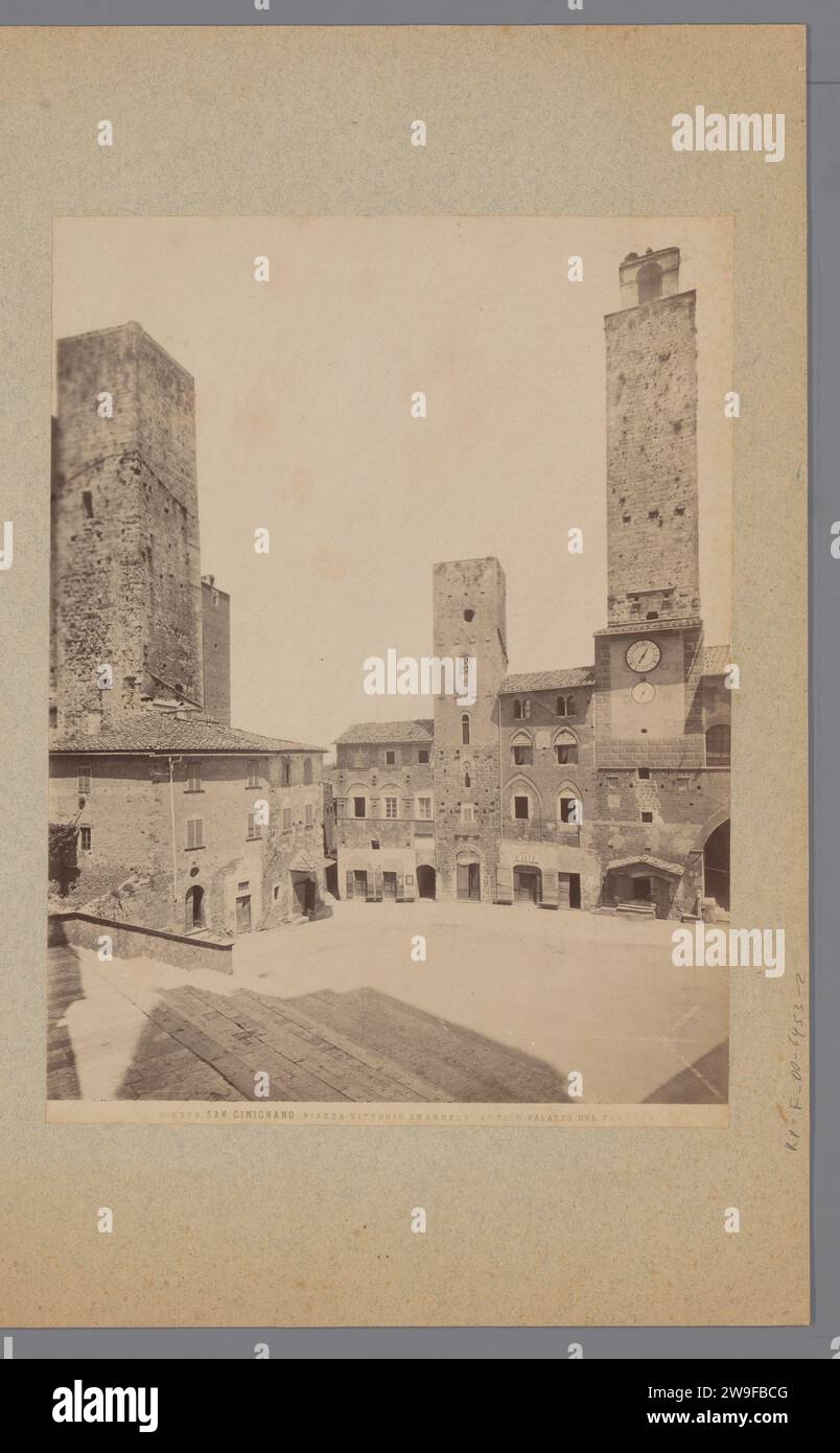 Piazza Vittorio Emanuele, ancient Palazzo del Podesta ', San Gimignano ...