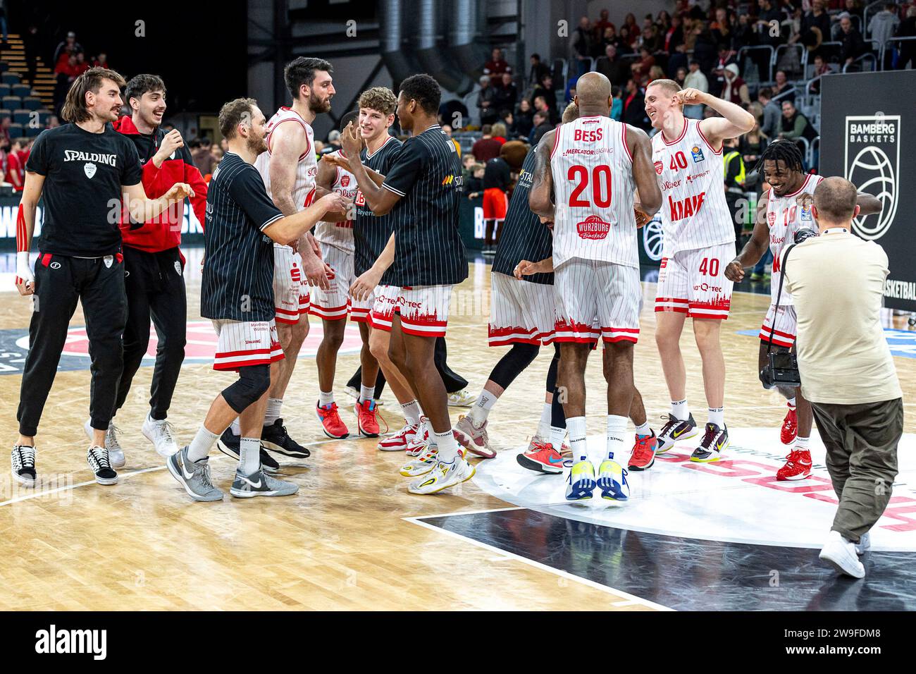 Bamberg, Deutschland. 27th Dec, 2023. Team, Mannschaft, Spielende ...