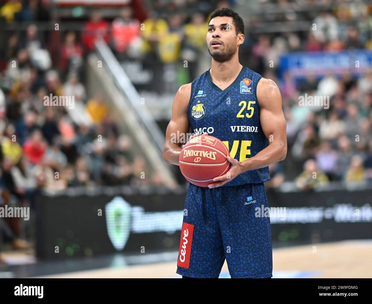 Ludwigsburg, Deutschland. 27th Dec, 2023. Kenneth Ogbe (EWE Baskets ...