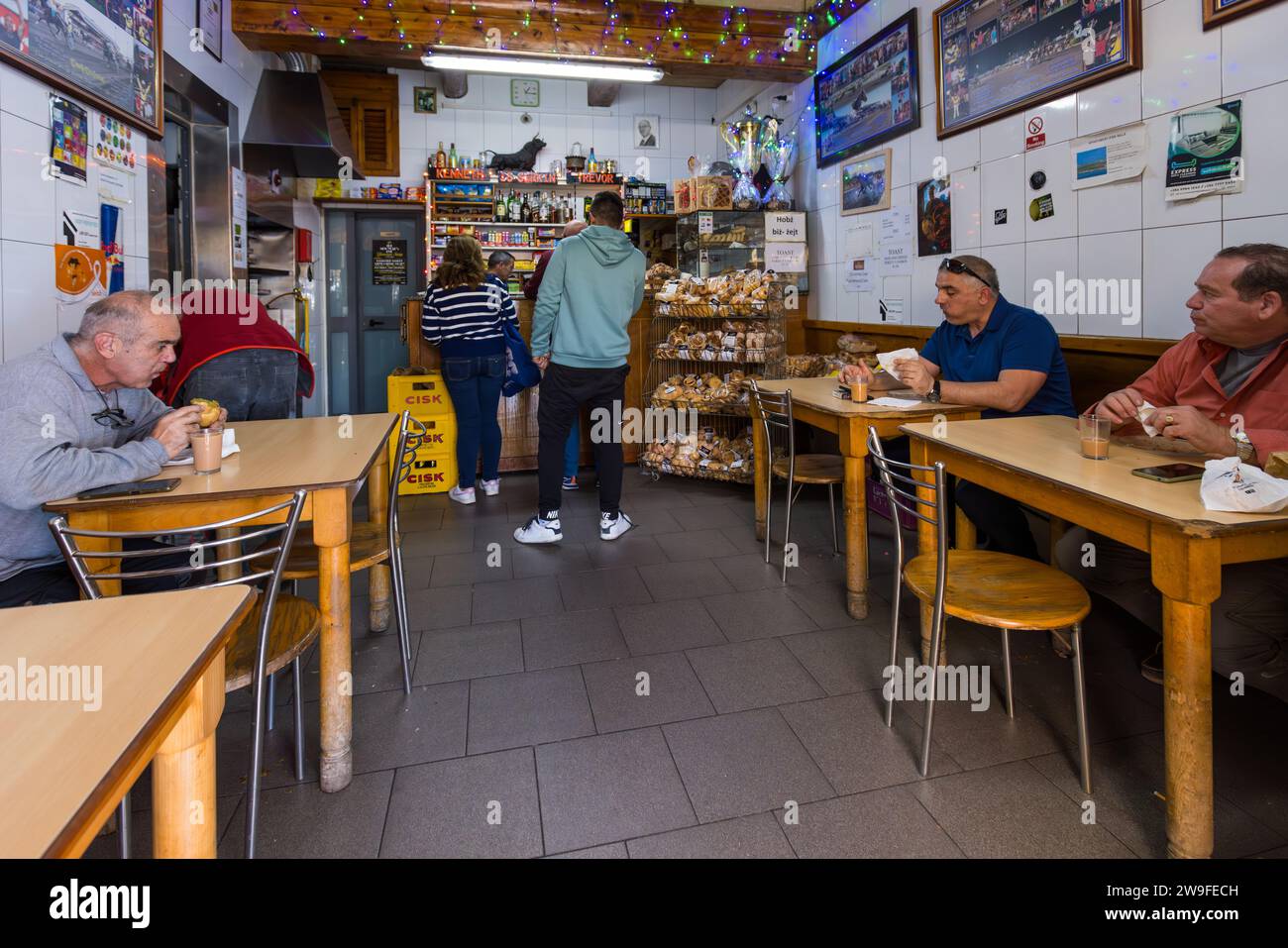 Fast food restaurant interior hi-res stock photography and images - Alamy