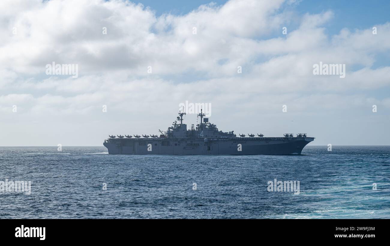 The Wasp-class amphibious assault ship USS Boxer (LHD 4) transits the ...