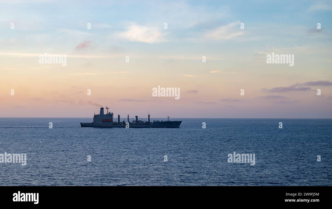 The fleet replenishment oiler USNS Henry J. Kaiser (TAO-187) transits ...