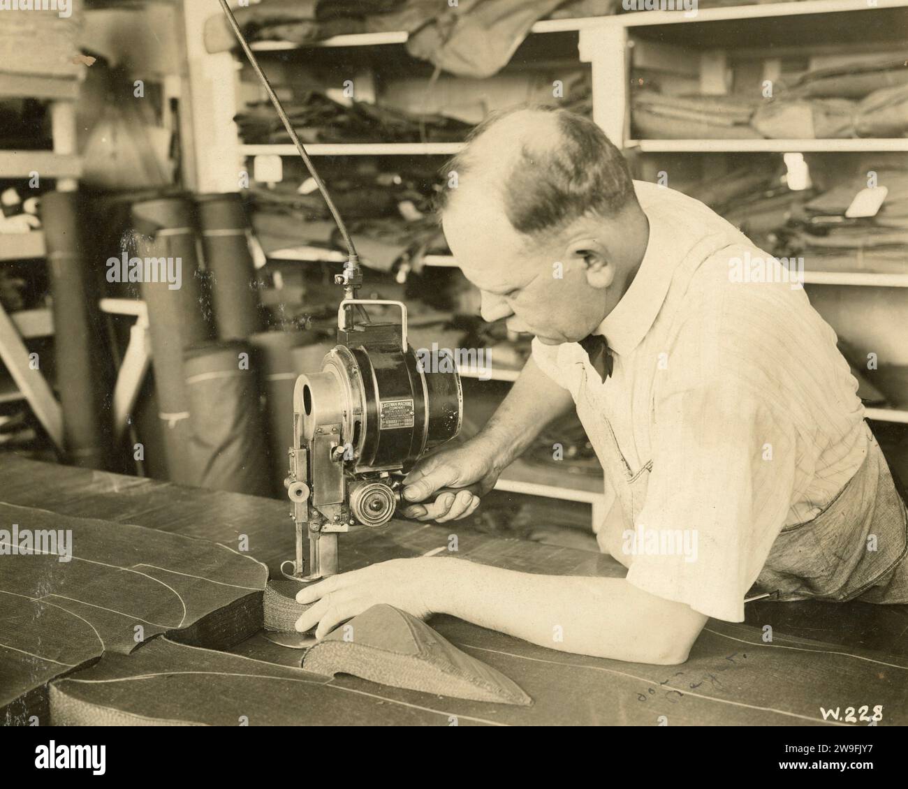 Garment industry 1900s hi-res stock photography and images - Alamy