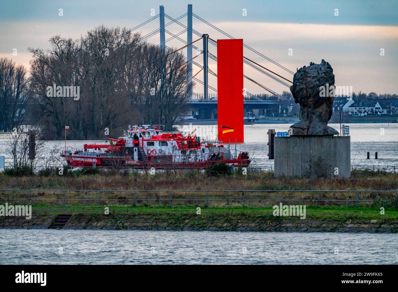 Hochwasser am Rhein bei Duisburg, Feuerlöschboot, Rheinbrücke Neuenkamp ...