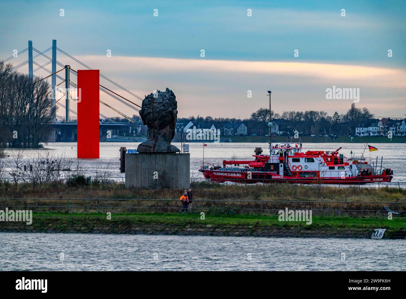 Hochwasser am Rhein bei Duisburg, Feuerlöschboot, Rheinbrücke Neuenkamp ...