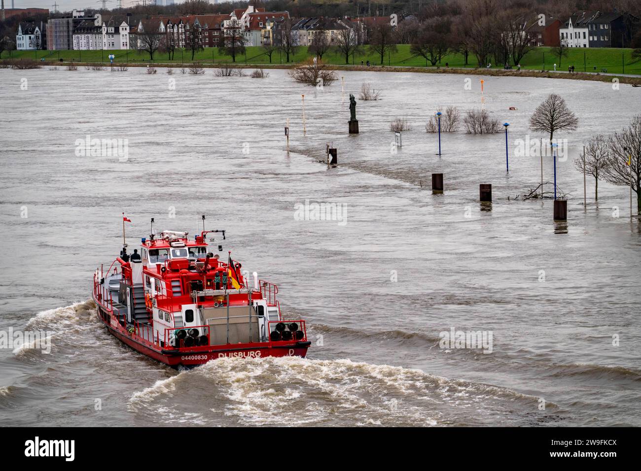Hochwasser am Rhein bei Duisburg, Feuerlöschboot der Feuerwehr Duisburg ...