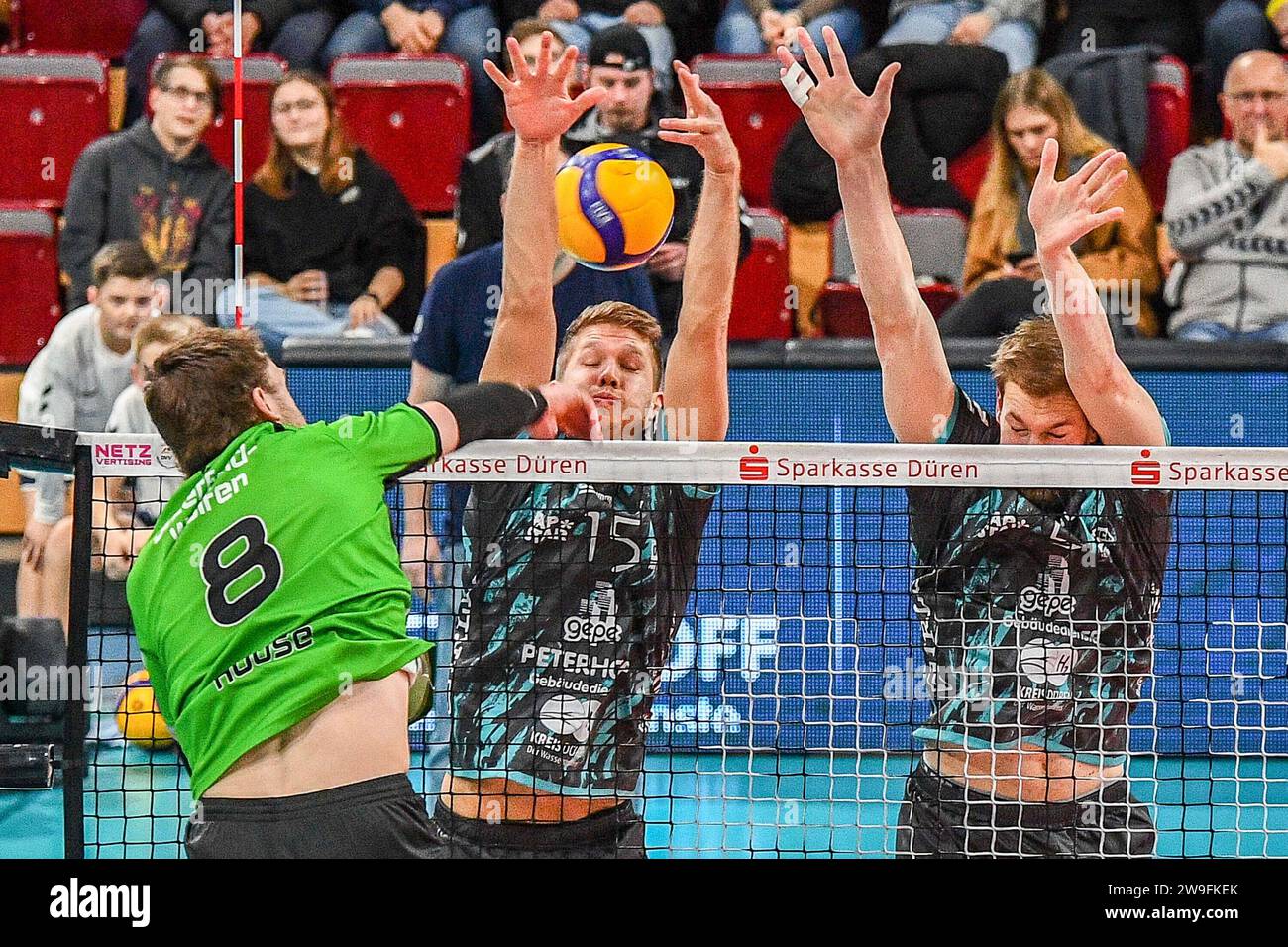 v.li.: Logan House (Bitterfeld-Wolfen, 8) schmettert gegen den Dürener Block, Aktion, Action ...