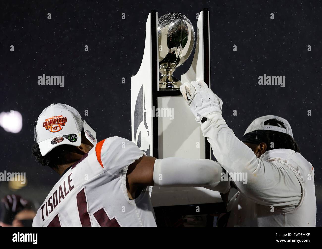 Annapolis, MD, USA. 27th Dec, 2023. Virginia Tech Hokies LB #34 Alan ...