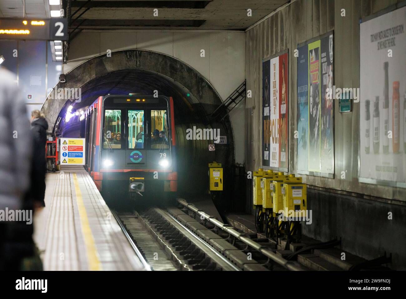 High floor bi directional single articulated electric multiple units hi ...