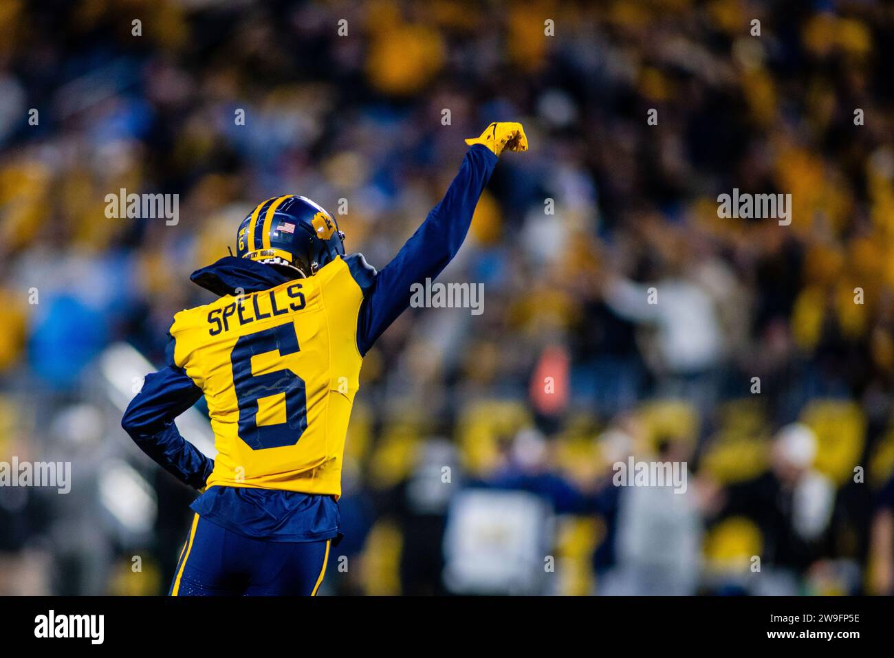 Charlotte, NC, USA. 27th Dec, 2023. West Virginia Mountaineers ...