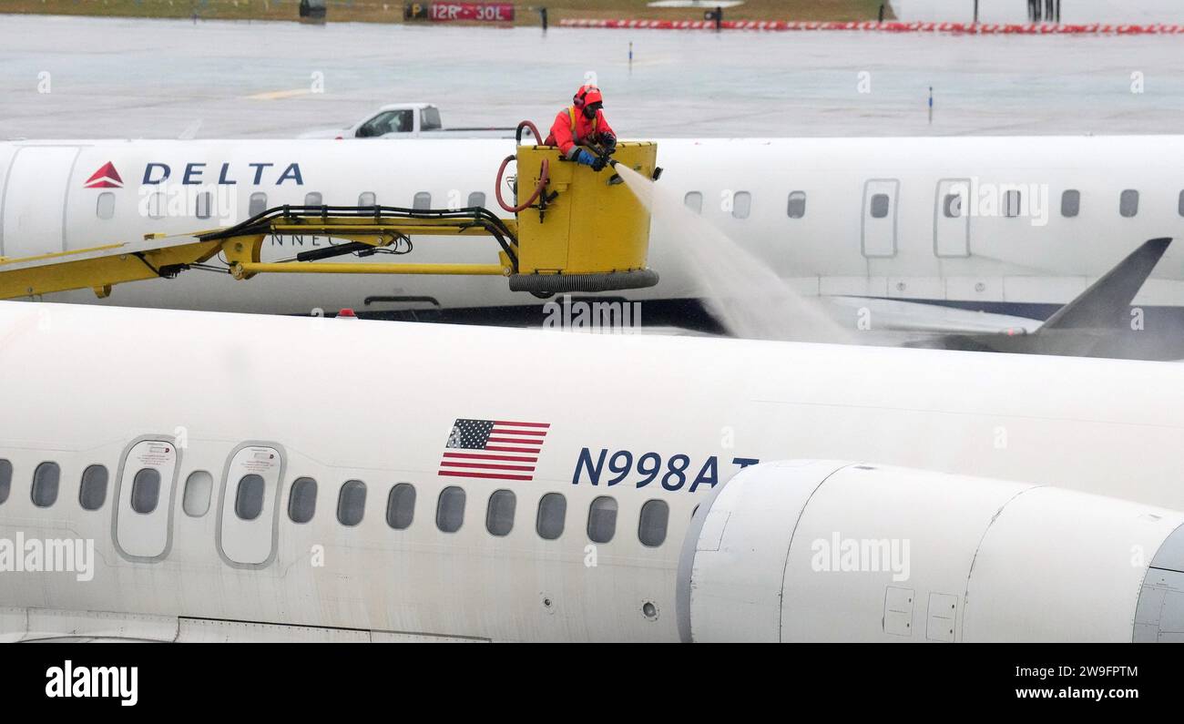 St. Louis, United States. 31st Dec, 2023. A Delta worker uses de-icing ...
