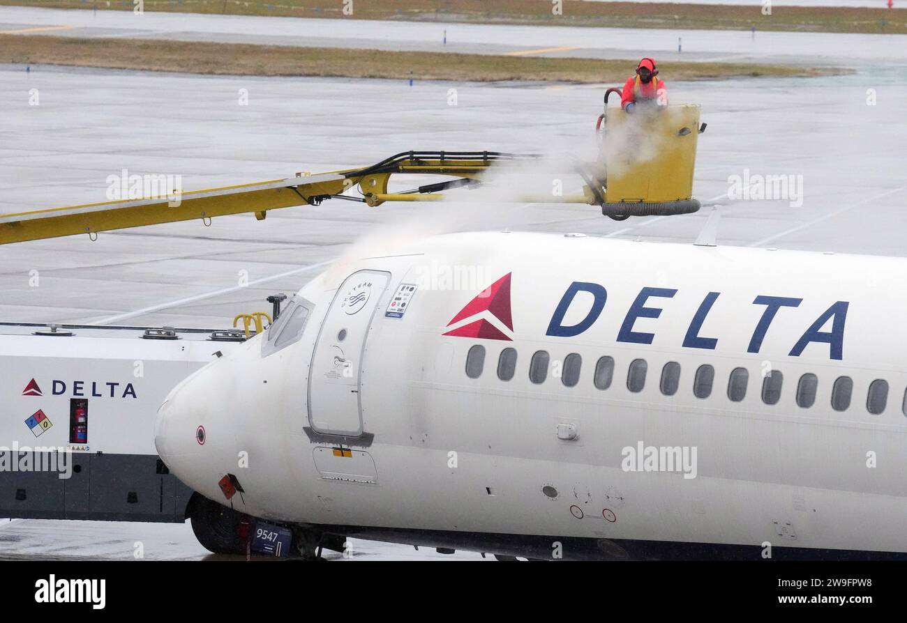 St. Louis, United States. 31st Dec, 2023. A Delta worker uses de-icing ...
