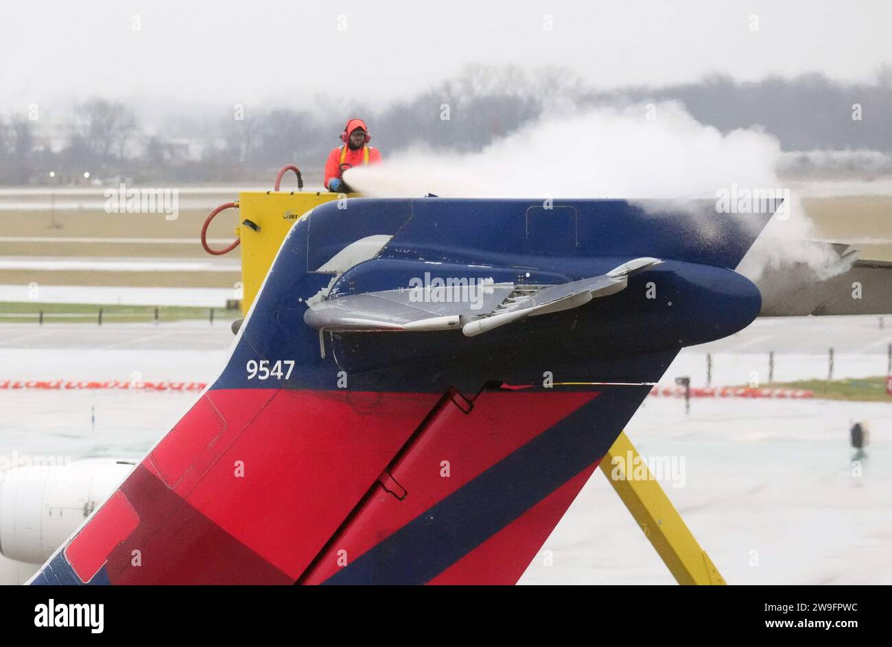 St. Louis, United States. 31st Dec, 2023. A Delta worker uses de-icing ...