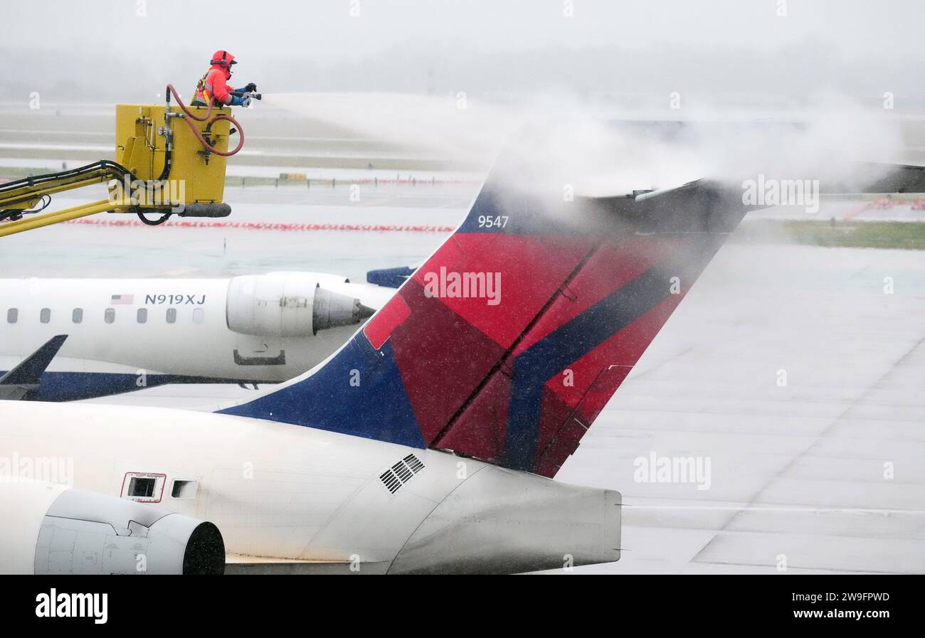 St. Louis, United States. 31st Dec, 2023. A Delta worker uses de-icing ...