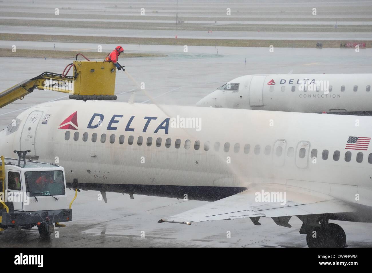 St. Louis, United States. 31st Dec, 2023. A Delta worker uses de-icing ...