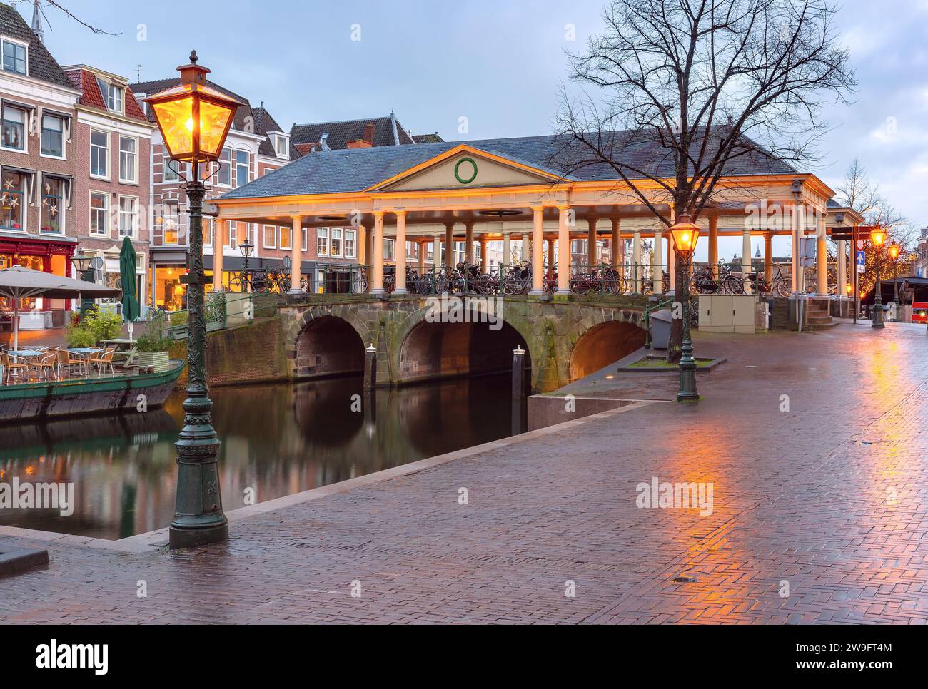 Night Leiden canal Oude Rijn and bridge Koornbrug in Christmas ...