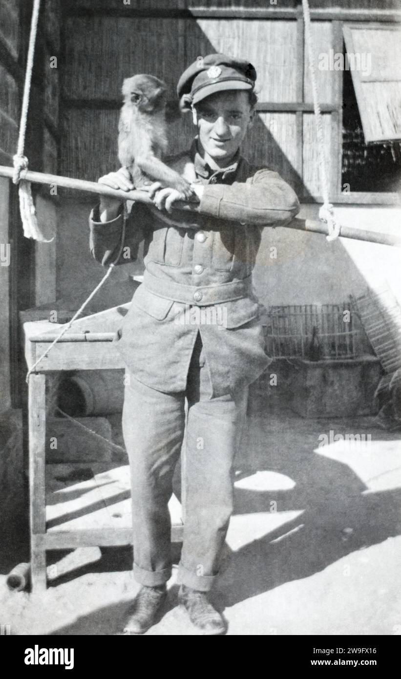 Royal Flying Corps soldier with a pet monkey during the First World War ...
