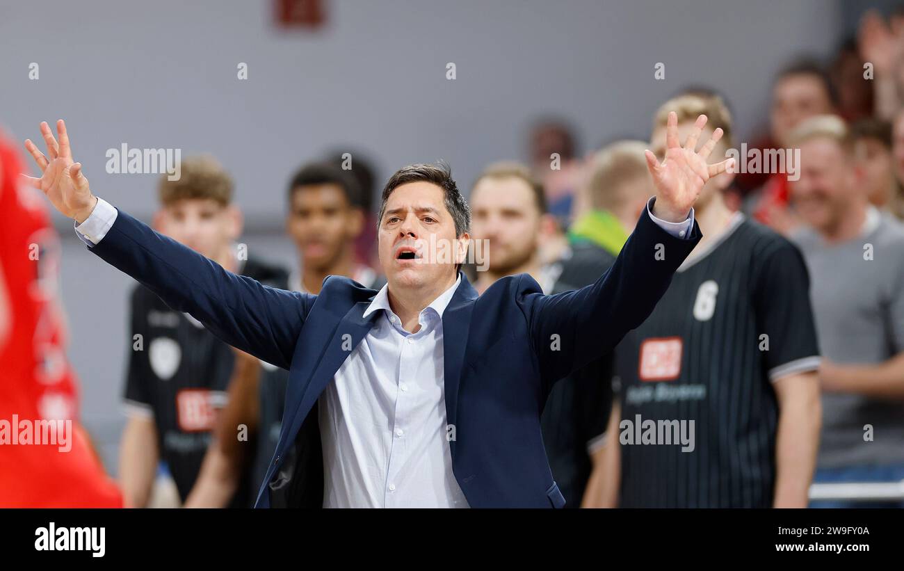 Bamberg, Deutschland. 27th Dec, 2023. Bild: Headcoach Sasa Filipovski ...