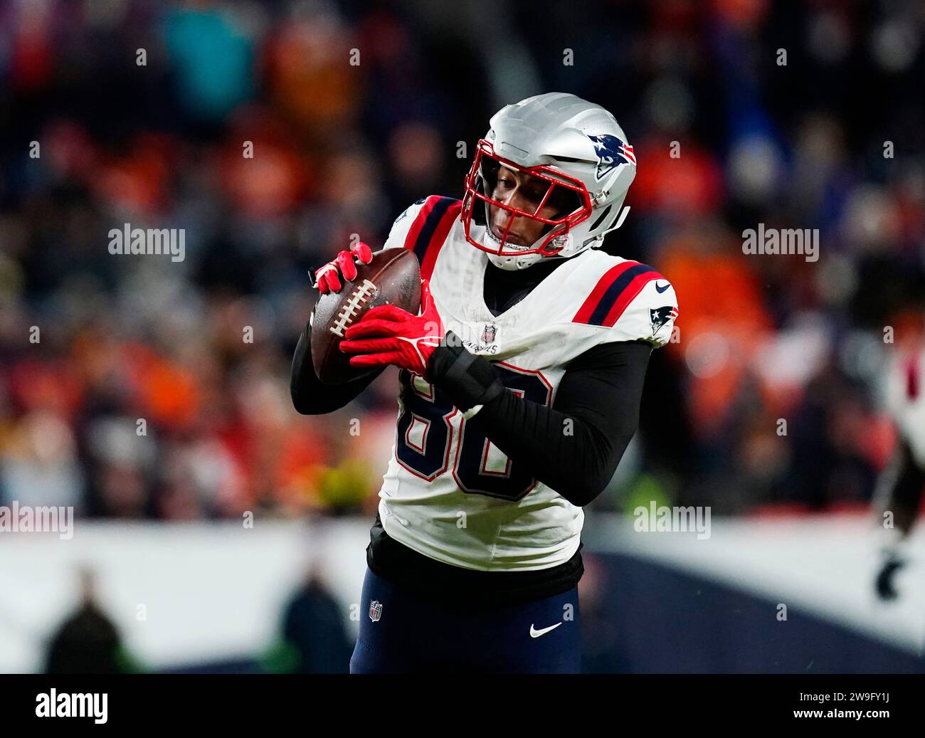 New England Patriots tight end Pharaoh Brown (86) pulls in a pass in ...