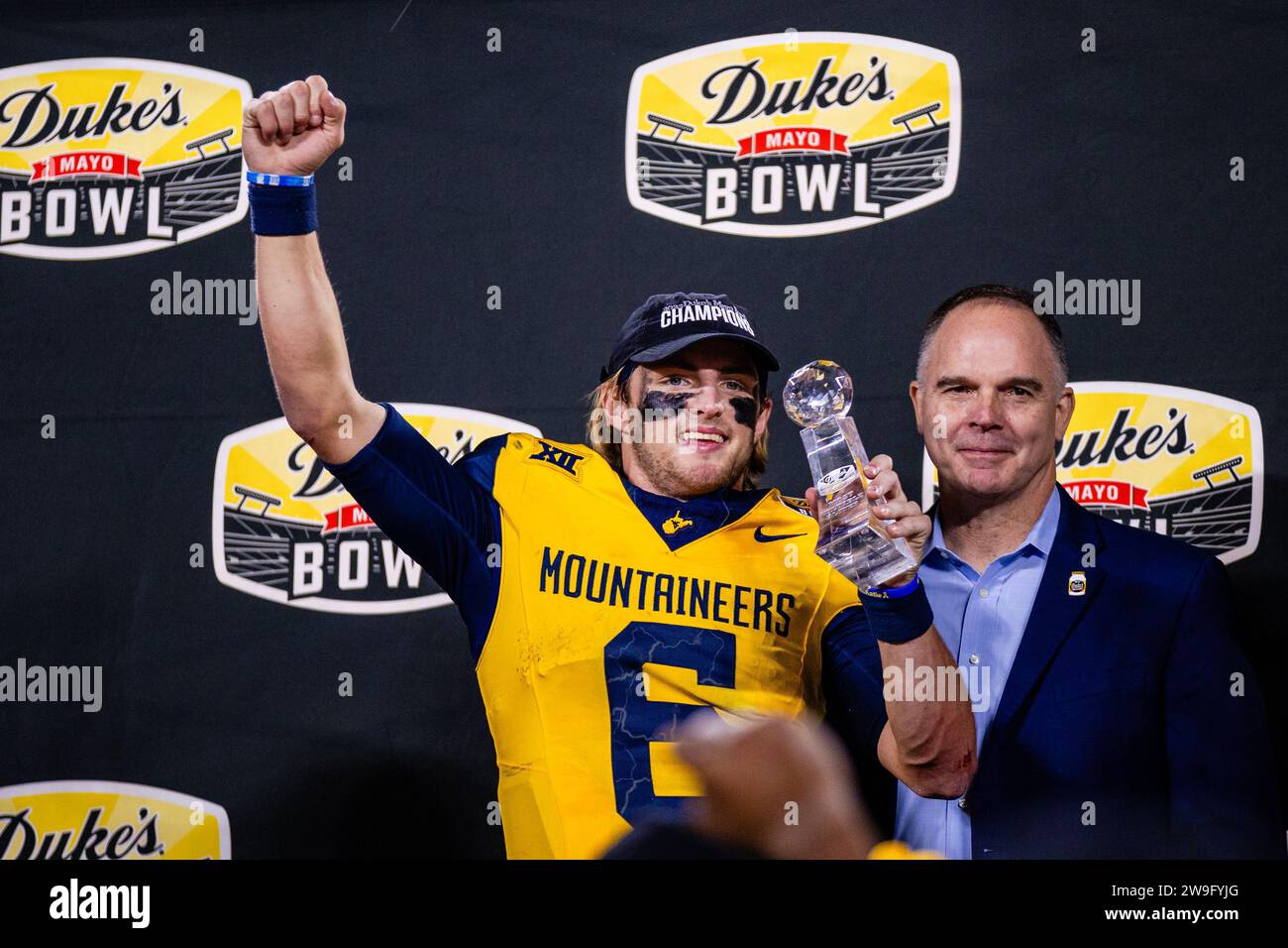Charlotte, NC, USA. 27th Dec, 2023. West Virginia Mountaineers ...
