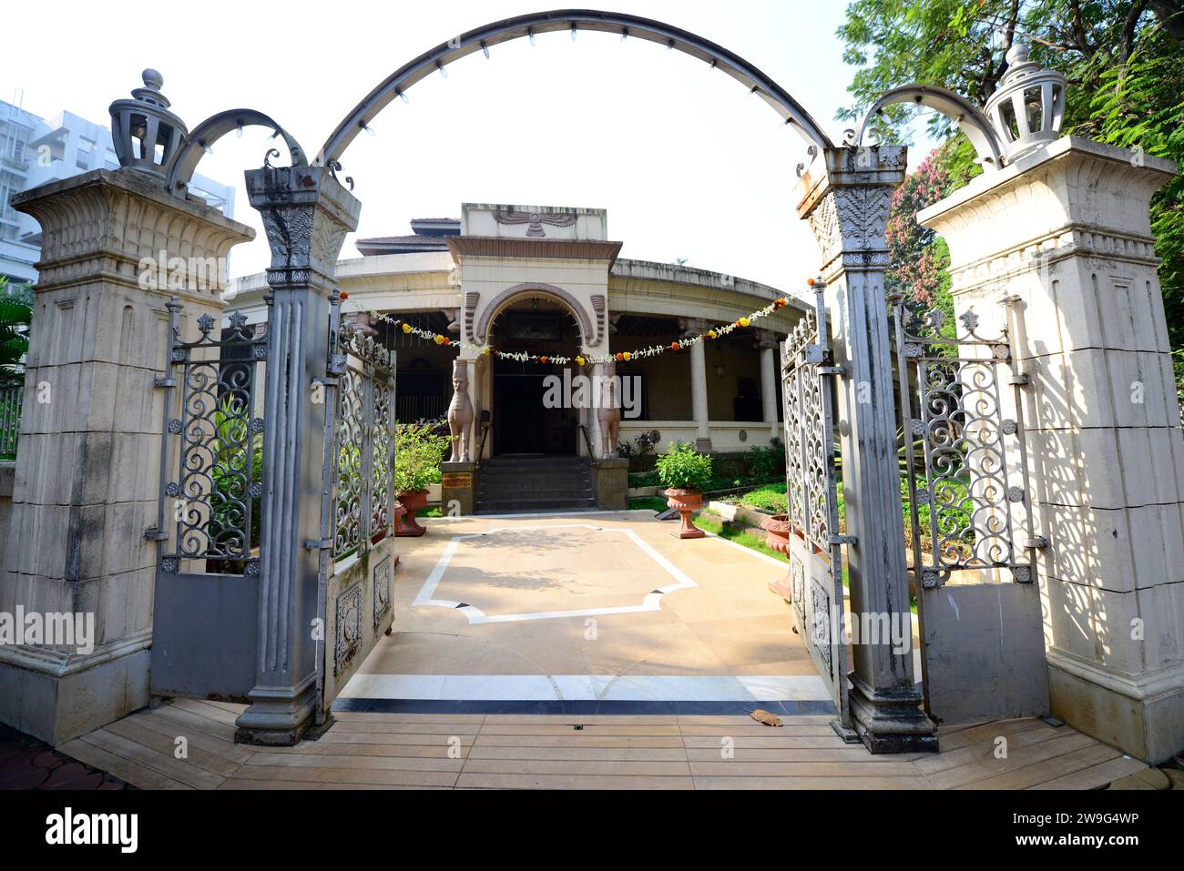Zoroastrian fire temple in Parsi colony, Mumbai Stock Photo - Alamy