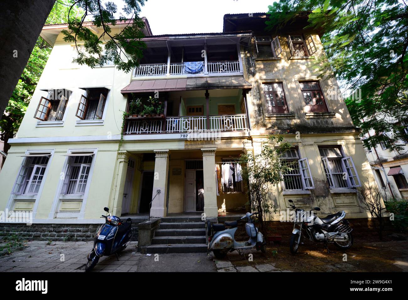 Beautiful old buildings in the Parsi Colony in Dadar, Mumbai, India ...