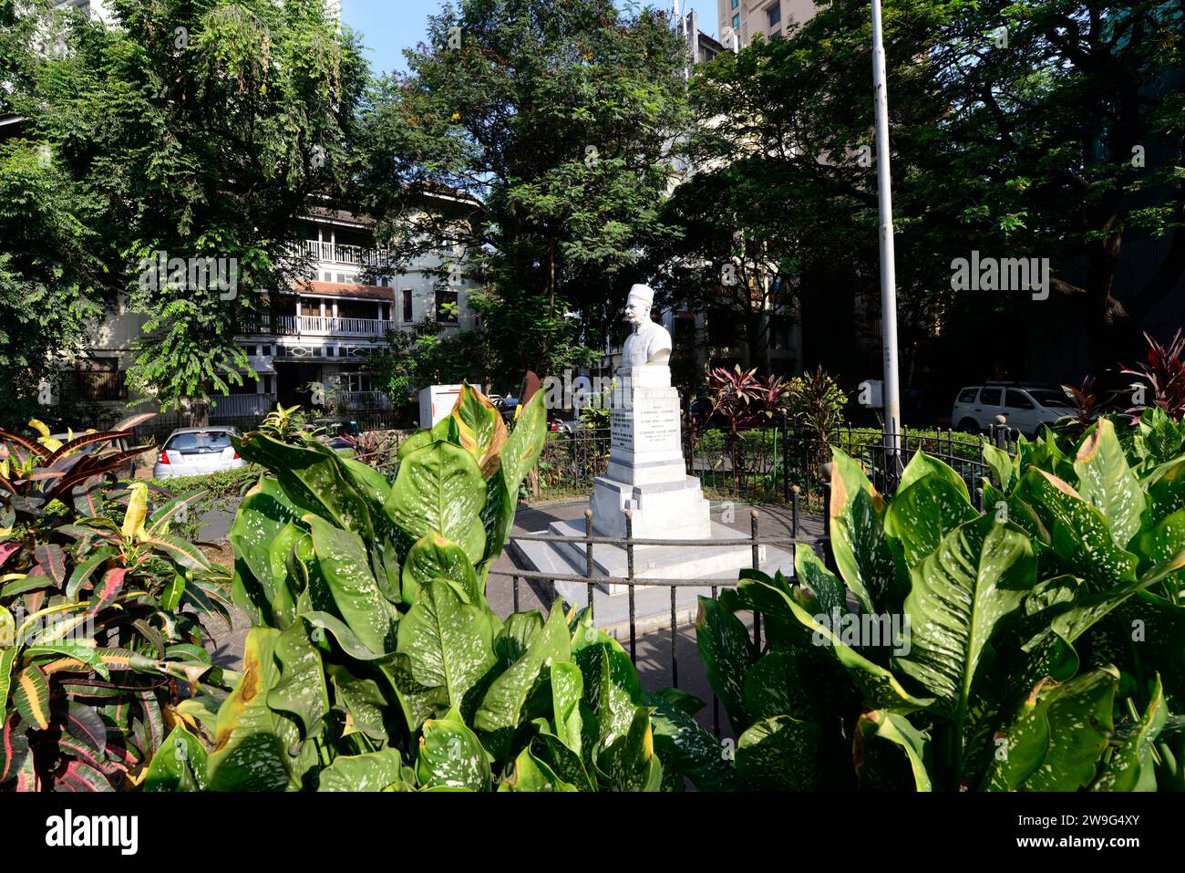 Mancherji joshi memorial statue in the Parsi colony in Dadar, Mumbai ...