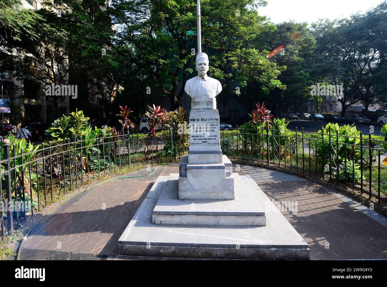 Mancherji joshi memorial statue in the Parsi colony in Dadar, Mumbai ...