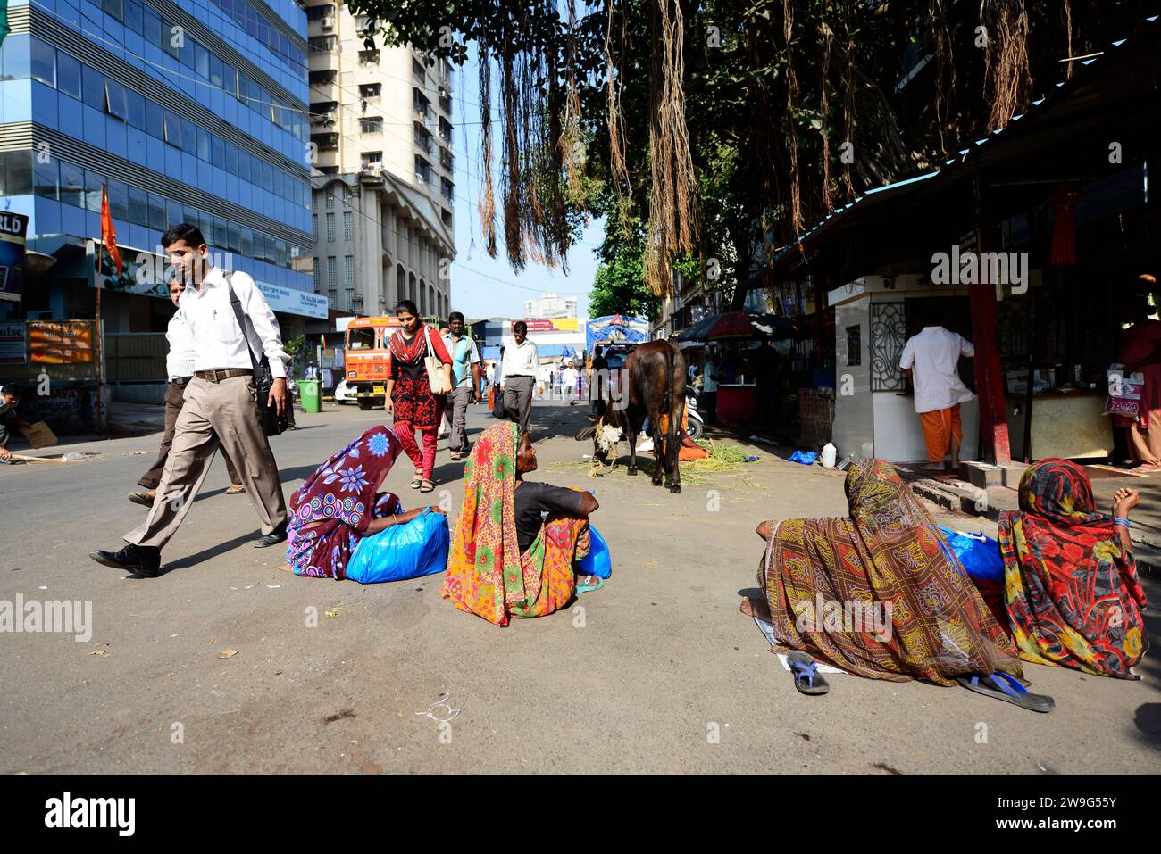 Saree wearing women hi-res stock photography and images - Alamy