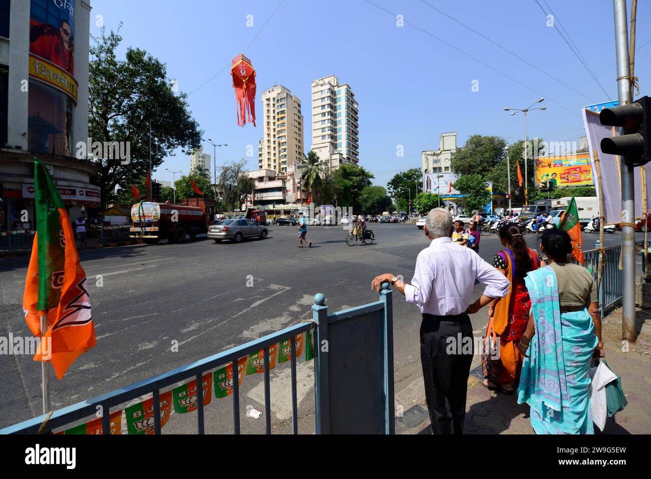 India pedestrian crossing hi-res stock photography and images - Alamy