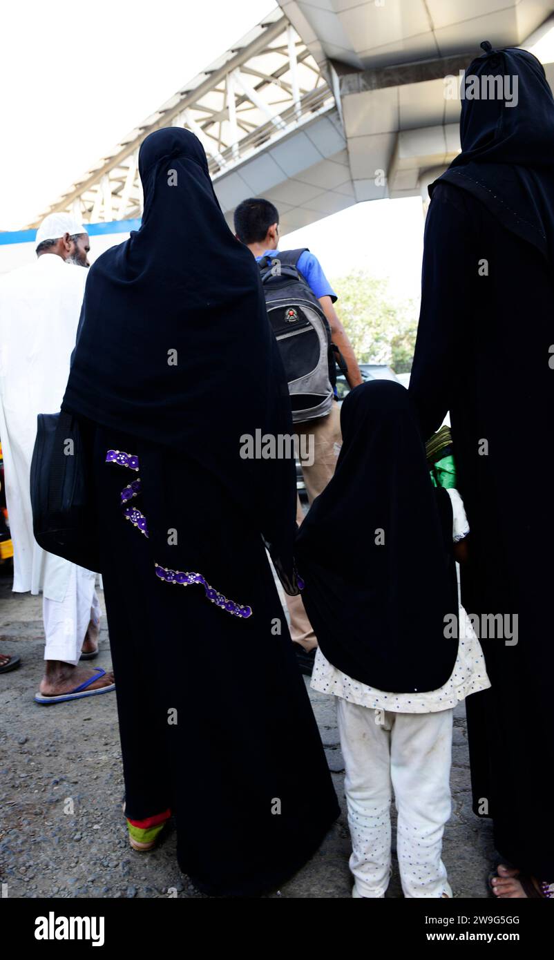 Shia Muslim women and a girl wearing traditional clothes in Mumbai ...