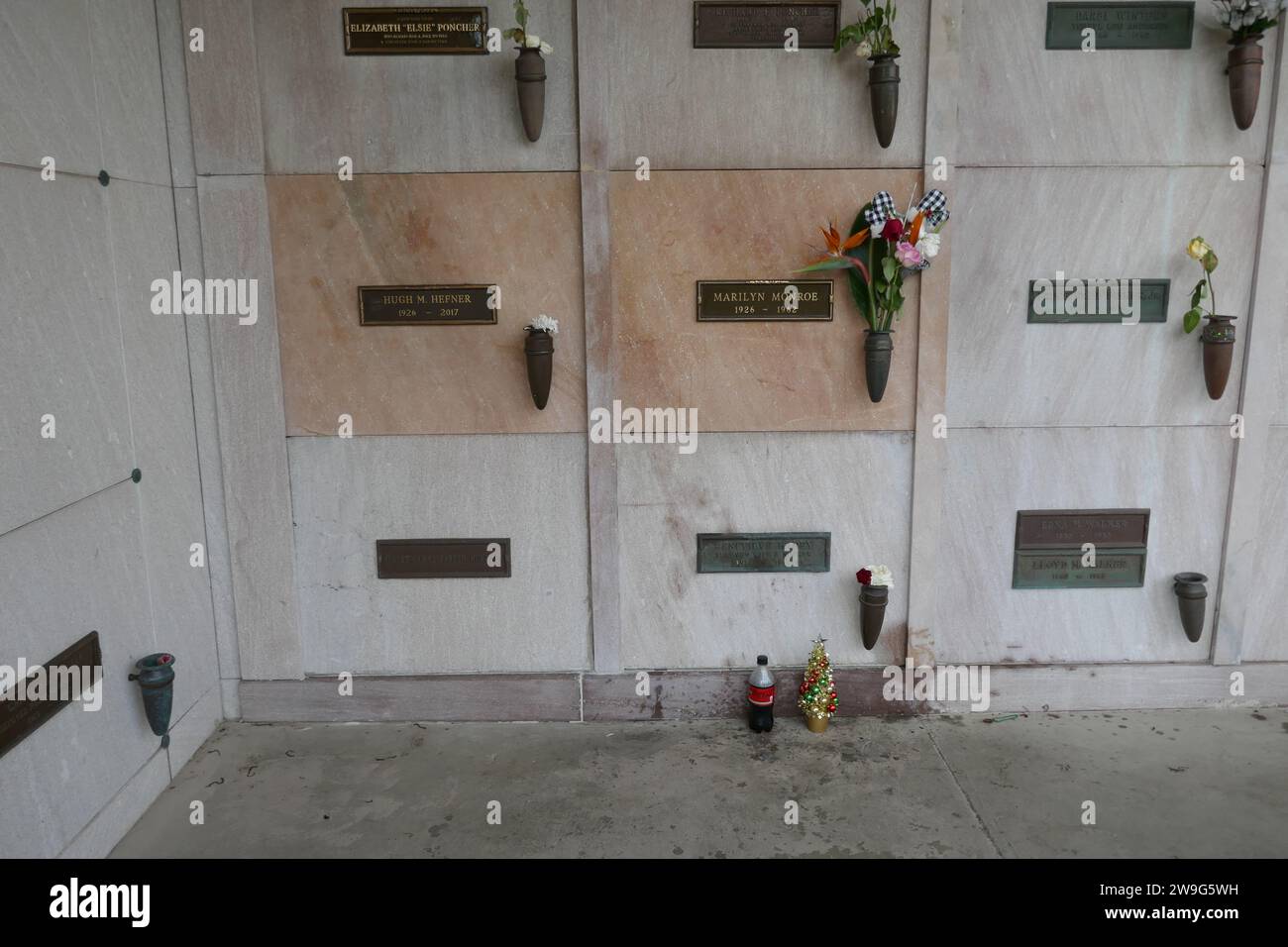 Los Angeles, California, USA 27th December 2023 Hugh Hefner Grave and ...