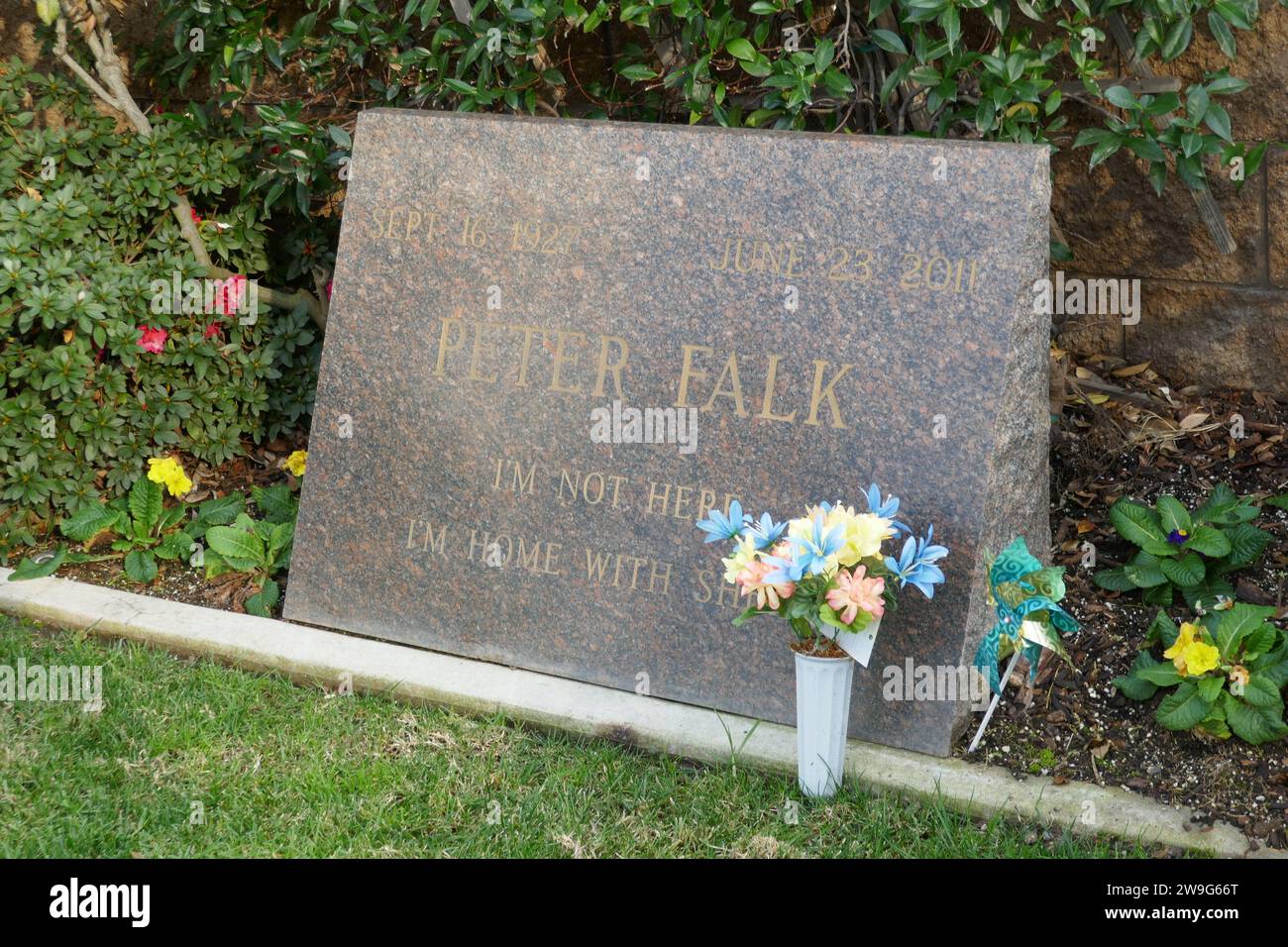 Los Angeles, California, USA 27th December 2023 Actor Peter Falk Grave ...