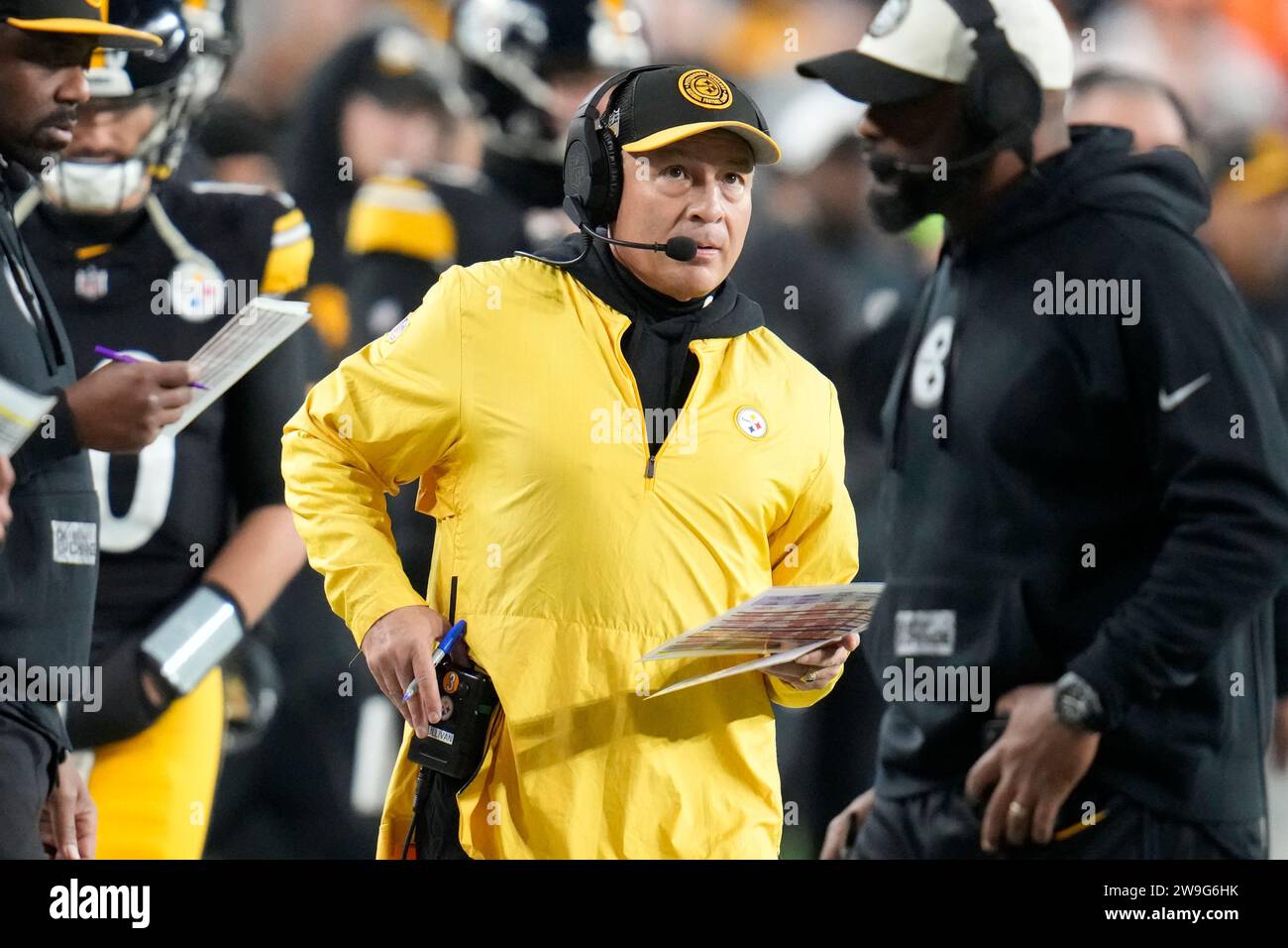 Pittsburgh Steelers offensive coordinator Mike Sullivan, center, stands ...