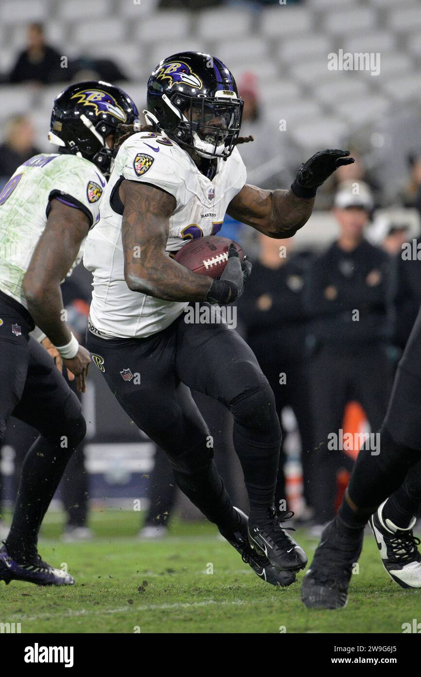 Baltimore Ravens running back Gus Edwards (35) rushes for yardage ...